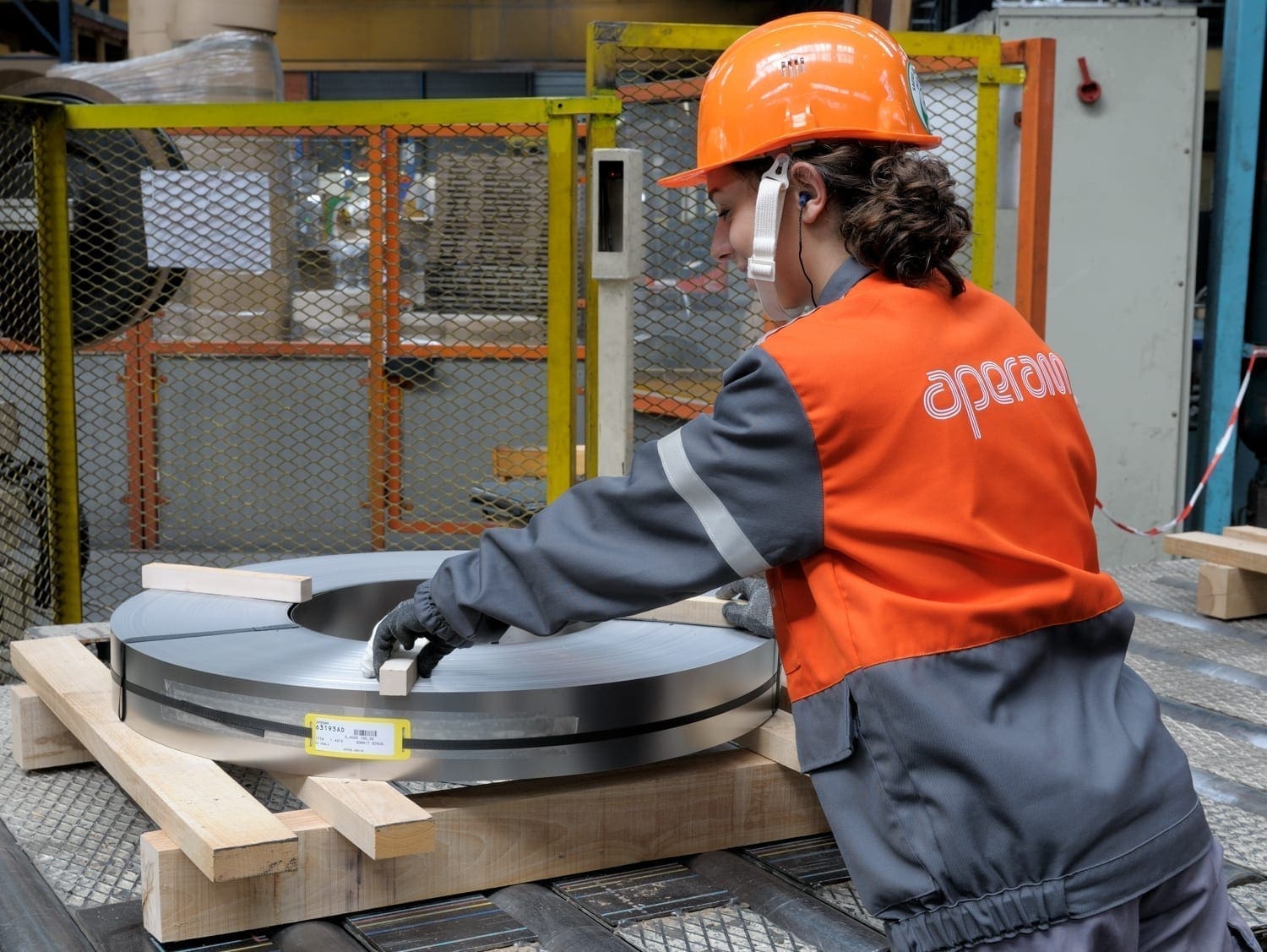 Our Commitment to Service - aperam